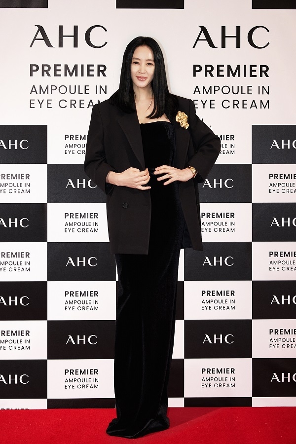 AHC 신제품 VIP 론칭 포토콜 행사에 참석한 배우 김혜수